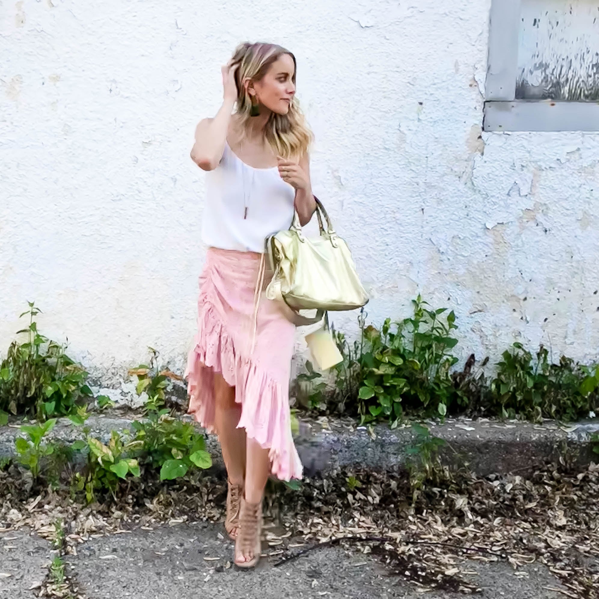 How to Tuck in A Shirt - 4 Easy Tucking Styles - Paisley & Sparrow